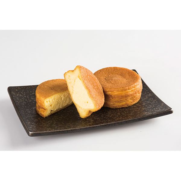 ■商品説明しっとりとした生地にカスタードクリームがたっぷり入ったミニサイズの今川焼です。自然解凍でもしっとり柔らかくお召し上がり頂けます。 メーカー名 ジェフダ 商品番号 17599 規格（内容量） 約40g×10個入 最終加工地 日本（静...