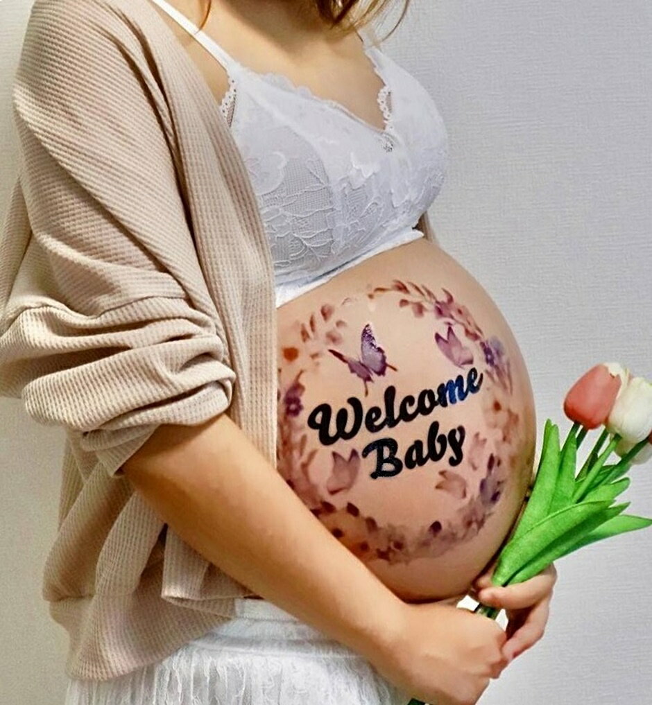 商品情報商品説明「私たちのもとに来てくれてありがとう！」その感謝と待ち遠しい気持ちをマタニティフォトにして残しませんか。ご自宅で簡単にボディペイントシールを使っておしゃれなマタニティフォトが撮れます。台紙の大きさは縦横21cmです。安心安全...