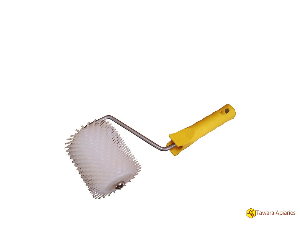 ■ 内容品 蜜蓋ローラー ※写真と色が異なる場合があります。蜜蓋ローラー 蜂たちが蓋をした蜜蓋を削ります。 ニードル部分がプラスチック製で清潔。 お湯で洗っても問題ありません。 ※写真と色が異なる場合があります。