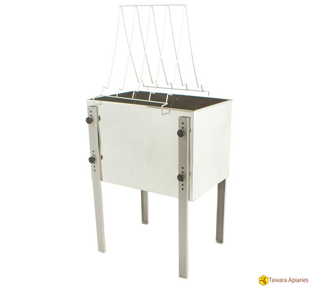 ■ 内容品 蜜蓋切り台　ポーランド製蜜蓋切り台　ポーランド製 採蜜作業の効率化、蜜蓋の衛生的な処理が図れる。 高さ調節可能。 フタ付き。 穴あきバット付き。 ステンレスコック。 サイズ約52×61×83センチ