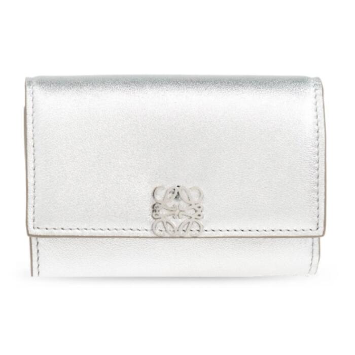 〈LOEWE（ロエベ）〉 1872年にスタートしたレザーブランド。 19世紀中ごろドイツ生まれの皮革職人であったエンリケ・ロエベ・ロスバーグが、皮革製品の大国スペインでシルクのような上質なレザーと出会ったことに始まる。 このレザーのとりこと...