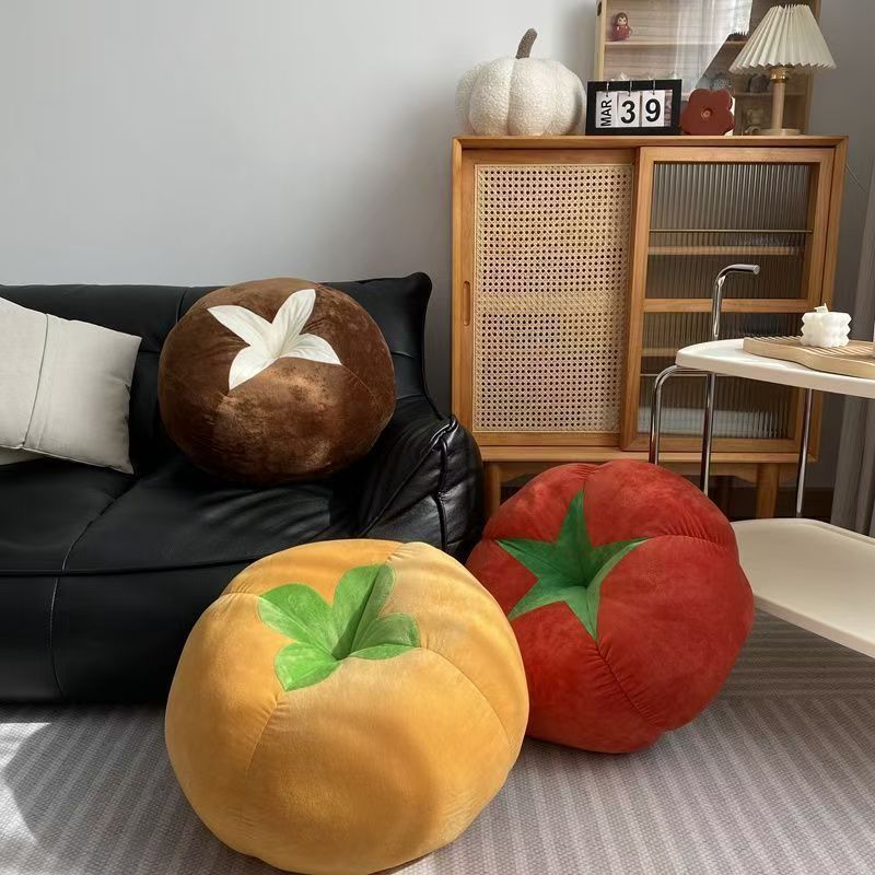 素材: ぬいぐるみ 模様：植物と花 サイズ：45cm [大]、25cm [中] 詰め物：綿 色: 赤いトマト、黄色い柿、茶色のキノコ ※見本ブックに基づきます。色はモニターに表示されるものと異なる場合があります。