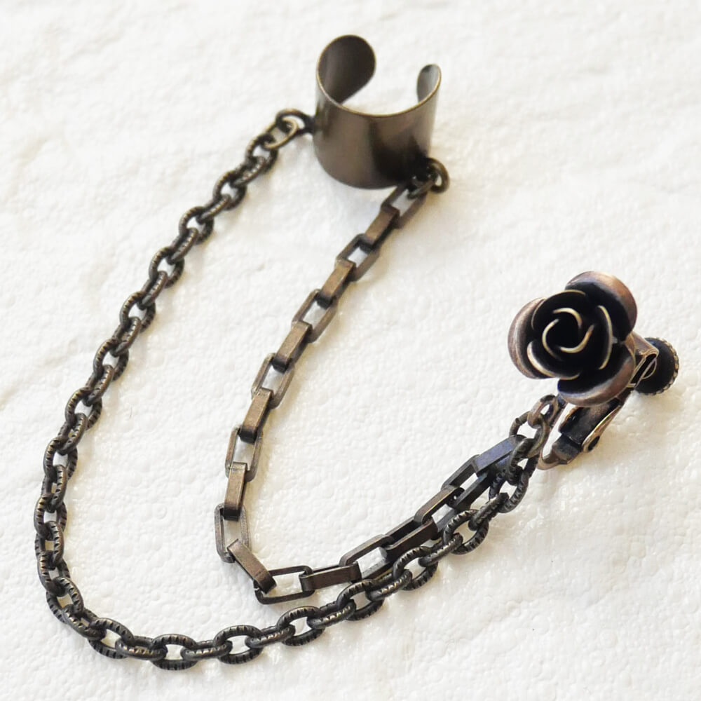 【イヤカフ＆イヤリング】 イヤカフから2種類のチェーンが薔薇イヤリングへ ヴィンテージテイストのアンティークゴールド ピアスホールの無い貴女にお勧めの 他には無いオリジナルデザイン *このイヤリングは片耳での販売となります。 【サイズ】 　...