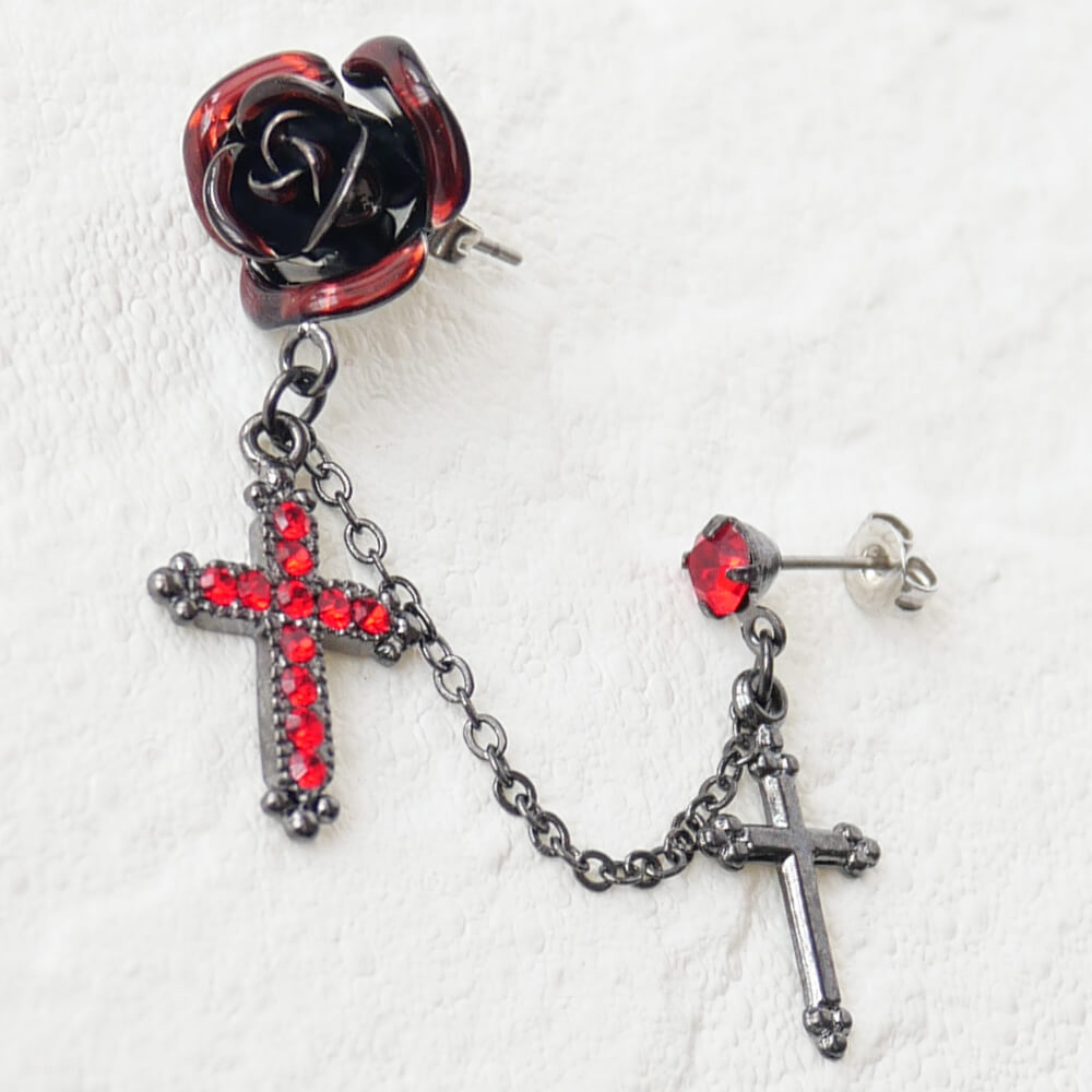 【tearsheaven オリジナル】 レッドエポでペイントされた薔薇とチェーンで繋がるピアス 片耳タイプ 【サイズ】 　バラ　約1.2センチ×1.2センチ 　チェーン　約：4センチ 【材質】 エポキシ、メタル、ガラス日本製
