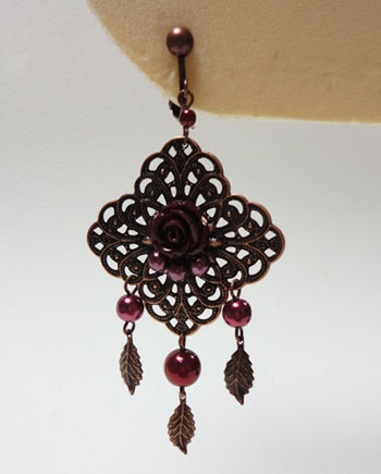 【ティアーズヘブンセレクト】アンティーク感漂うローズイヤリングです。 ワイン系カラーが人気です。 【サイズ】 全長　約8.5センチ（金具含む） 【材質】 メタル、アクリル樹脂、プラスチック 韓国製