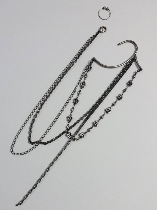 【ティアーズヘブンオリジナル】 アンティークシルバーの様々なチェーンが揺れる 着けるだけでゴージャスなイヤーアクセサリー ダミーピアスでさらにパンクテイストUP! ピアスホールが無くても耳に引っ掛けるだけでOK！ 【サイズ】 　全長　約：縦...