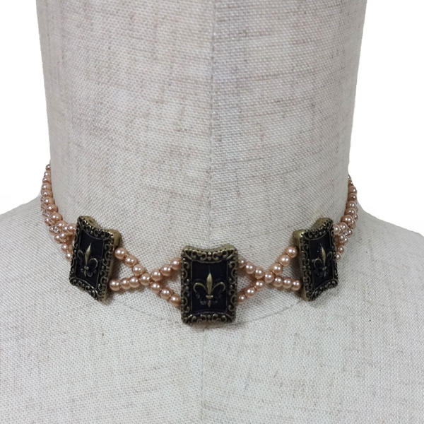 【tearsheavenオリジナルチョーカー】 3つのユリのメタルプレイト ブラウン系のミニパールとビーズで編み込んだチョーカー 【サイズ】 全長　約：30センチ＋テール5センチ 【材質】 メタル、ビーズ、プラパール 【生産国】 日本製