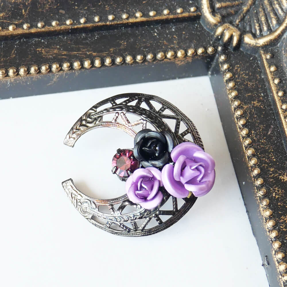 【ティアーズヘブン オリジナル イヤリング】 2つの紫薔薇と黒薔薇にパープルストーンが光る 三日月型イヤリング 着ける位置が自由に出来るクリップタイプです。 *このイヤリングは片耳タイプです。 【サイズ】 　直径 約：縦2.5センチ 【素材...