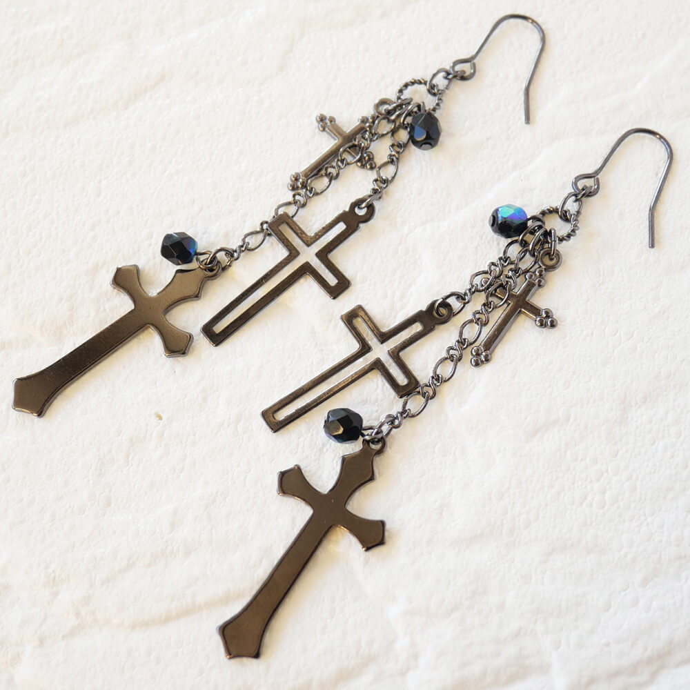 【tearsheavenオリジナル】 スタイルを選ばずに使える ゴスロリ系ピアスの超ロングセラー 3種類の十字架とオーロラブラックのチェコビーズが揺れるロングピアス ガンメタ仕上げ 【サイズ】 　全長　約7センチ(金具含む) 【材質】 メタ...