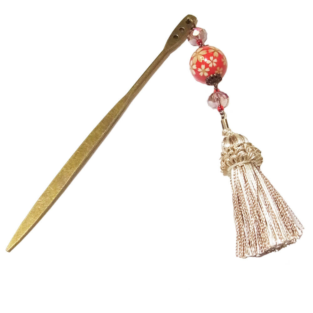 【和風オリジナルアクセサリー】 赤の華珠とボタンカットガラス和風のかんざし トレンドのフリンジを使用 アンティークゴールド仕上げ 【サイズ】 簪全長　約：14.5センチ 【素材】 ガラス、合成樹脂、メタル、フリンジ 日本製