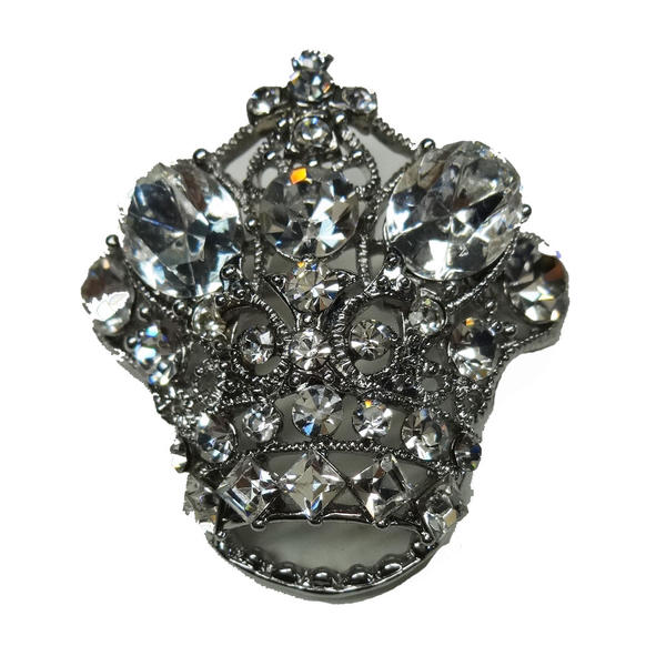 【セレクト ブローチ】 人気のモチーフ「王冠」 クリスタルストーンを贅沢に散りばめたミニブローチ お洋服やバックにつけて コーディネートのバリエーションがアップ！ 【サイズ】 　全長　縦 約3.5センチ 【材質】 キャスト合金、ガラス韓国製