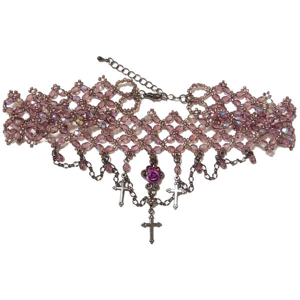【ティアーズヘブンオリジナル ハンドメイド】 オーロラ加工のパープルチェコパーツとビーズを編んだハンドメイドチョーカー ヘッドには紫のバラと3つの十字架 ブラックにと並び人気のカラーパープル「紫」 パーティやドレスアップ時に最適のチョーカー...