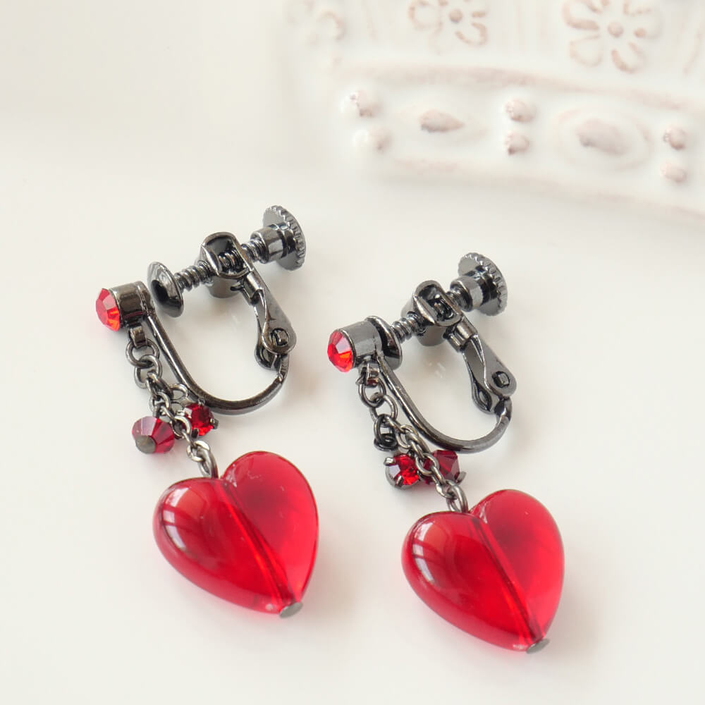 【ティアーズヘブンオリジナル】 ドイツパーツの可愛い赤いハートが 2種類のレッドクリスタルの下で揺れる ガンメタ仕上げのゴスロリイヤリングです。 普段使いに、さり気なく着けられるミニタイプ 【サイズ】 全長 縦　約3センチ(金具含む) 【材...