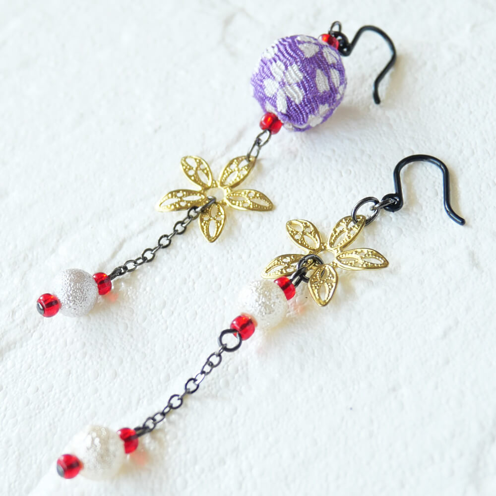 【アレルギーの方も安心してつけられる樹脂ポスト】 左右が違うデザインのアシンメトリータイプ ちりめん玉とエンボスパール 華パーツを使用した和風ピアス 夏祭り、花火大会など浴衣の時にお奨めです。 【サイズ】 　全長：約6.5センチ、7.2セン...