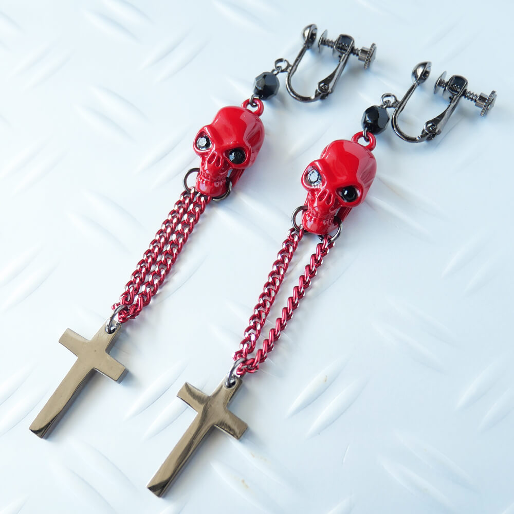 【ティアーズヘブン オリジナル イヤリング】 赤ドクロにブラックストーンの眼 咥えたレッドチェーンにガンメタクロス 【サイズ】 　全長 約：縦9.5センチ(金具含む) 【素材】 エポキシ、メタル、ガラス 日本製