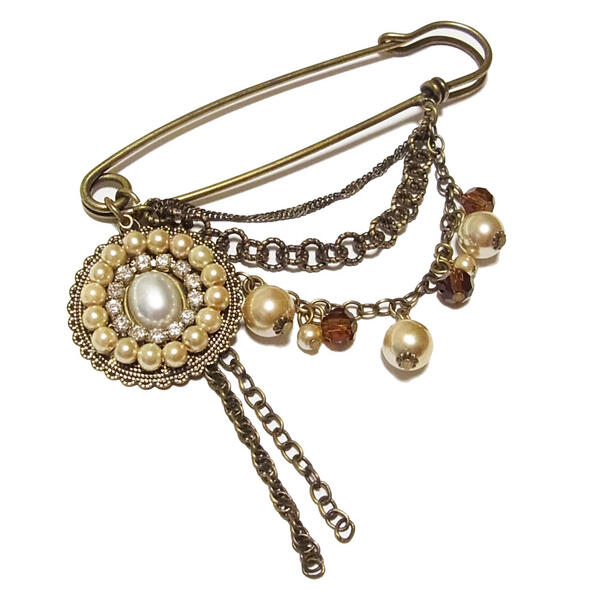 【ティアーズヘブンオリジナル】 ベビーパールとラインストーンのアンティークデコラパーツ チェーン、ビーズが揺れるピンブローチ バック、ジャケット、マフラーに これから活躍するアイテムです 【サイズ】 約：縦7.5センチ×横8センチ パールパ...