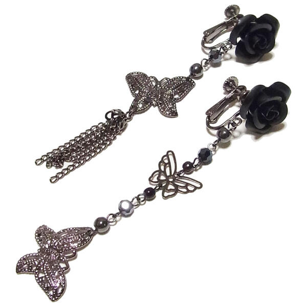 【ティアーズヘブン オリジナル】 今シーズン一番人気！ 大きめのブラックローズのパーツのイヤリング 左右番う蝶パーツのアシンメトリータイプ トレンドのチェーンタッセルを使用 ゴシックテイストあふれる存在感のイヤリングです。 ネジ＆バネで調節...