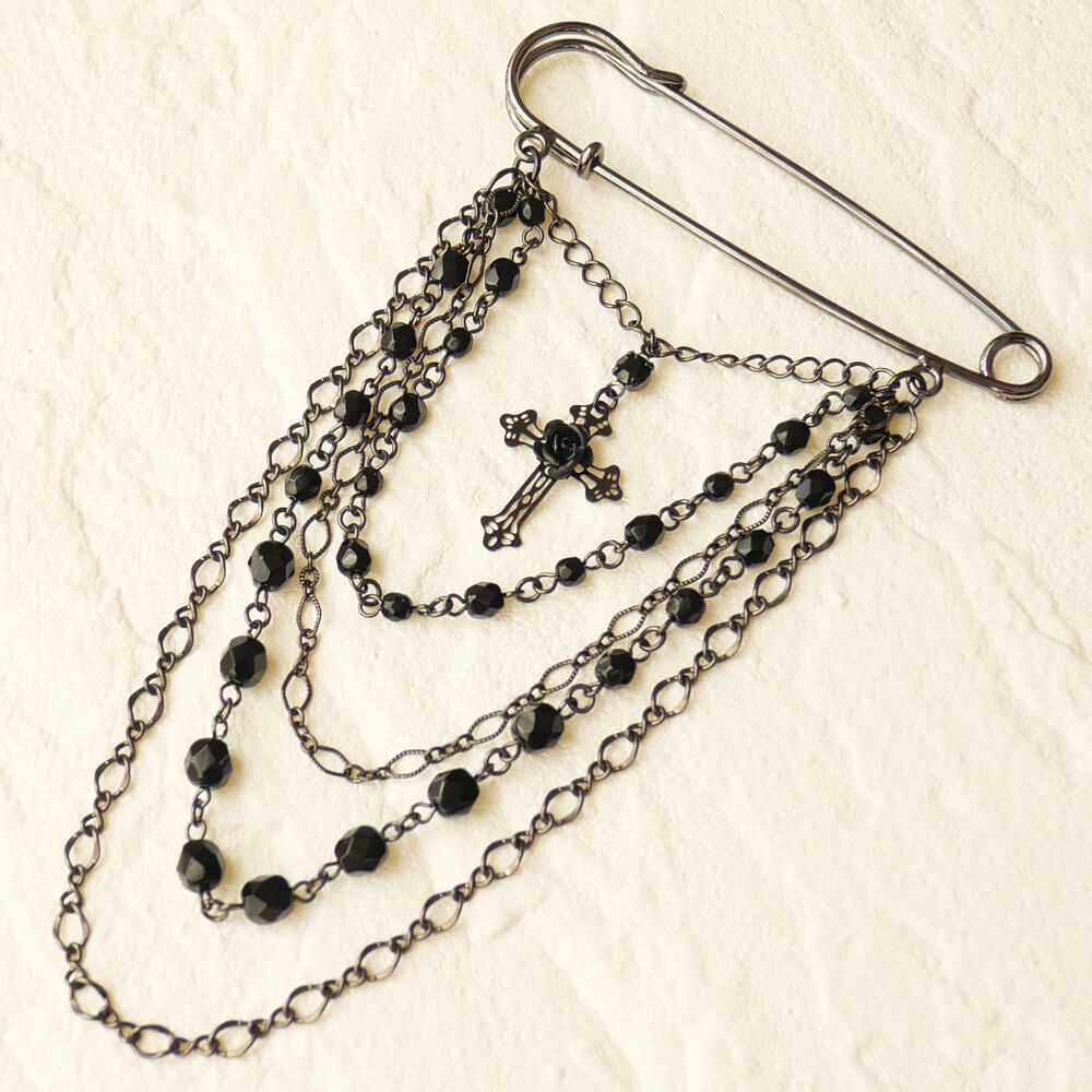 【ティアーズヘブンオリジナル】 黒のチェコビーズを贅沢に使用した ゴシック系、薔薇十字架のピンブローチ バック、ジャケット、マフラーに活躍するアイテム 【サイズ】 縦：約12センチ 横：7センチ 【材質】 メタル、チェコビーズ 日本製