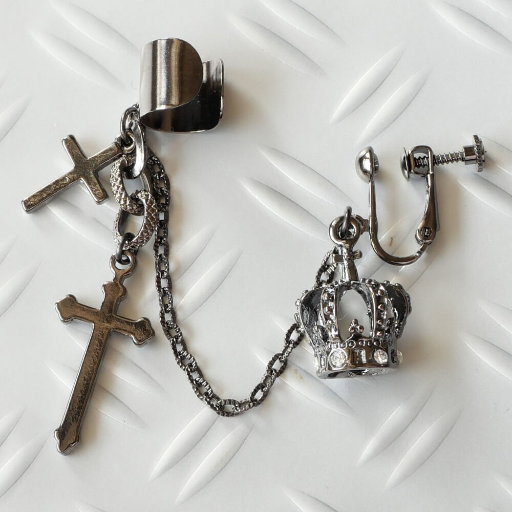 【イヤカフ＆イヤリング】 イヤカフからハードチェーンに下がる2種類の十字架 チェーンでつながるイヤリングに散りばめたストーンの立体クラウン ガンメタカラーにクリスタルが輝きます。 *このイヤリングは片耳での販売となります。 【サイズ】 　チ...