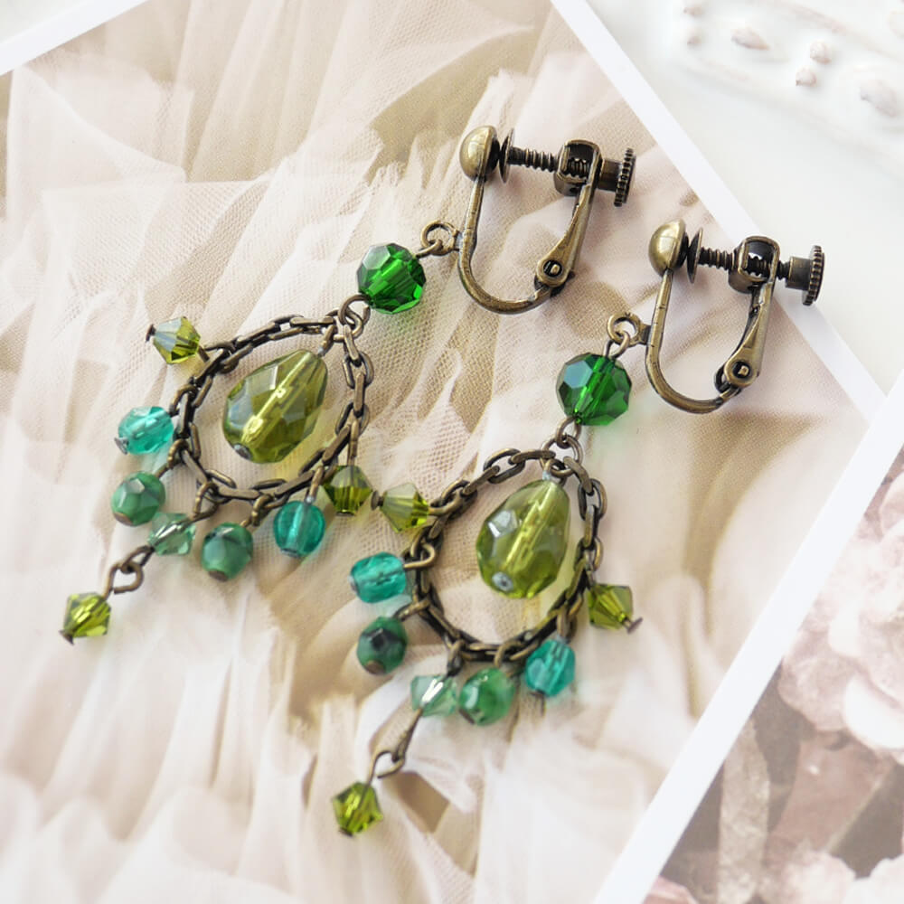 【tearsheaven セレクト】 緑グリーン系パーツを使用したハンドメイド アンティークゴールドのビンテージ風のイヤリング 【サイズ】 　全長　約5.5センチ 【材質】 メタル、ビーズ、ガラス日本製