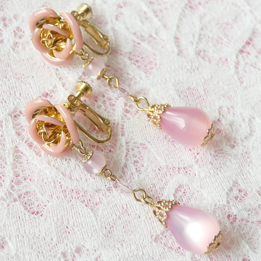 【ティアーズヘブンオリジナル】 花びらを一つ一つピンクでペイント ピンクのシズクパーツのロリータテイスト 少し大きめのイヤリングです。 【サイズ】 　　　全長：約6センチ 【材質】 エポキシ、メタル、合成樹脂 日本製