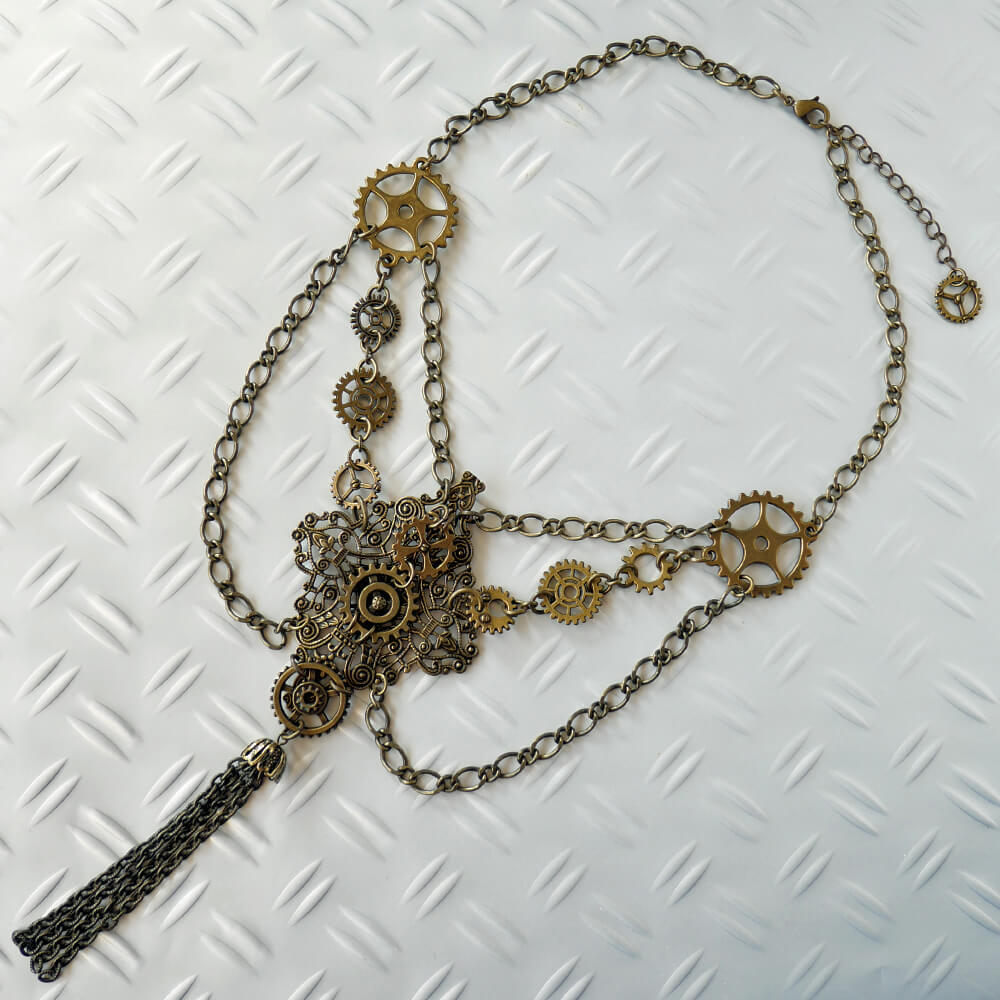 【ティアーズヘブンオリジナル】 歯車とメタルチェーンのタッセル 存在感のあるメタルパーツに様々な歯車を組み合わせた アンティーク仕上げのスチームパンクネックレス *一つ一つ手作りの為、多少配置が多少違う場合がございます。 【サイズ】 首回り...