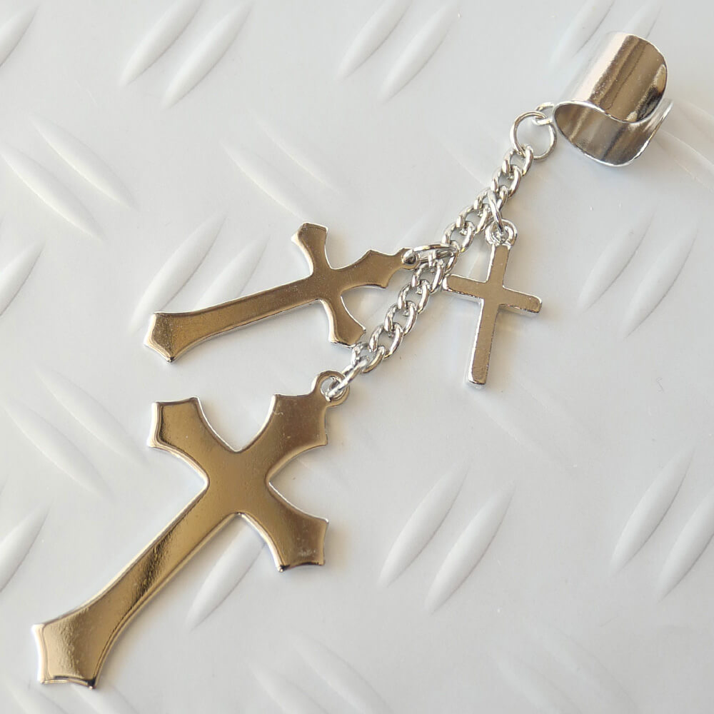 【ティアーズへブンオリジナル】 耳のサイドに着けるイヤーカフ 喜平チェーンに3つのサイズの十字架が揺れる ゴスロリテイストのイヤーカフ ティアーズヘブンではレアなシルバーカラー仕上げ 動くたびに揺れるゴスロリアクセサリー 【サイズ】 全長　...