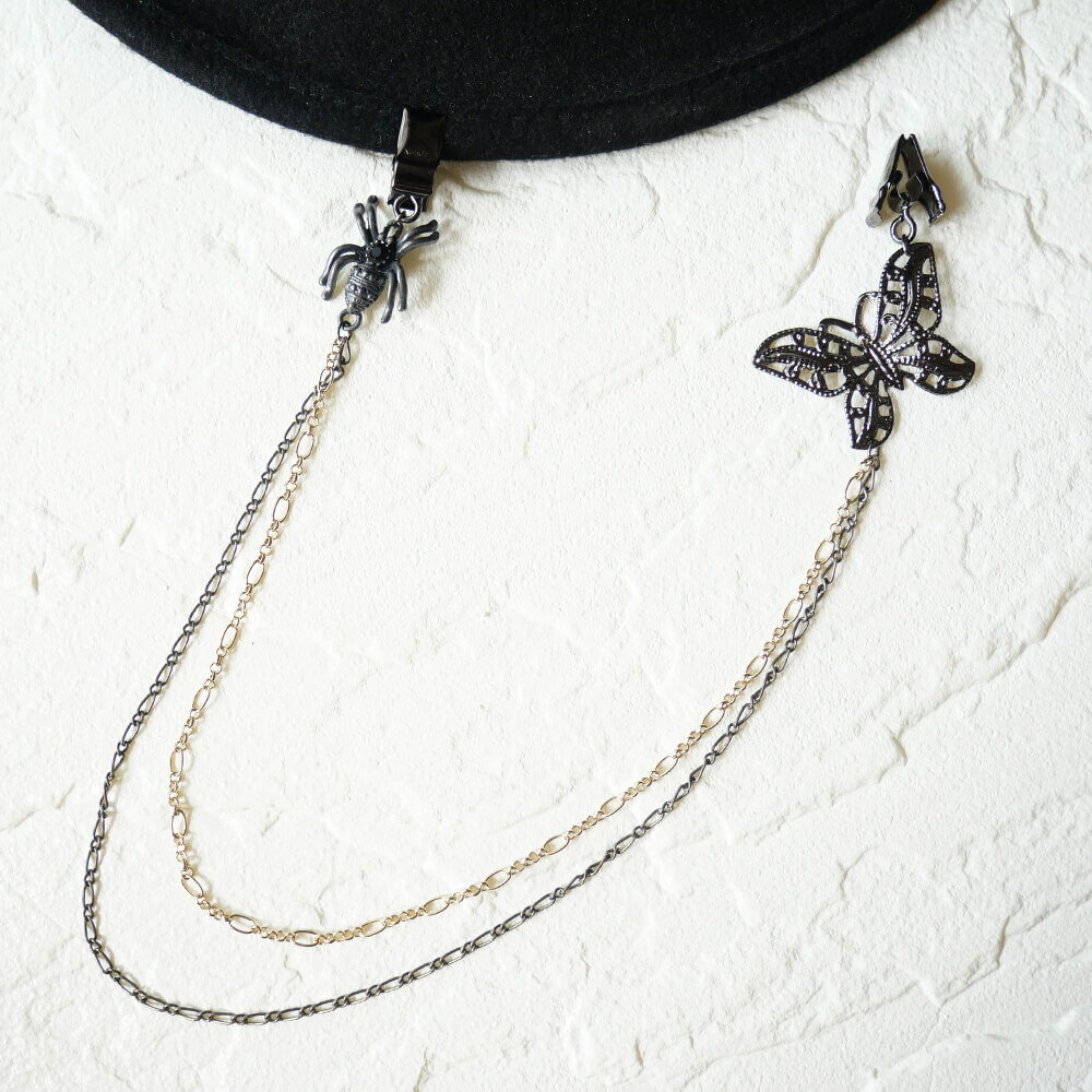 【ティアーズヘブンセレクト】 大きめの蝶とブラックストーンの蜘蛛が両サイドに アンティークシルバーとゴールドのダブルチェーンタイプ 帽子が風で飛ばない様にクリップ！ 風の無い時はお洋服やバッグなど 様々に活躍する便利グッズです ご注意：クリ...
