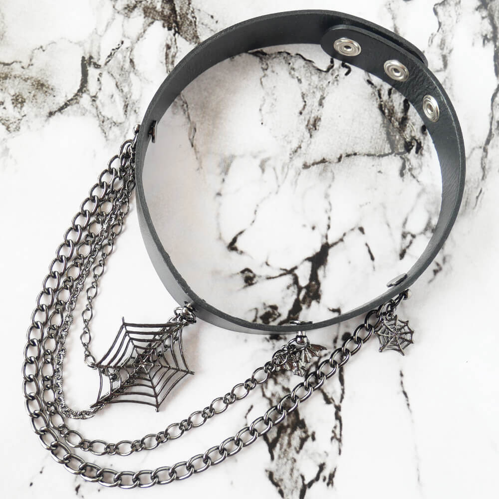 【ティアーズヘブン リメイク 1点物】 パンク系の革チョーカーからオカルト、ハロウィン系へ サイドから中央につながる様々なチェーン センターに大きな蜘蛛の巣とパーツ サイドにはコウモリとミニ蜘蛛の巣2個のアクセント ホック以外はすべてガンメ...