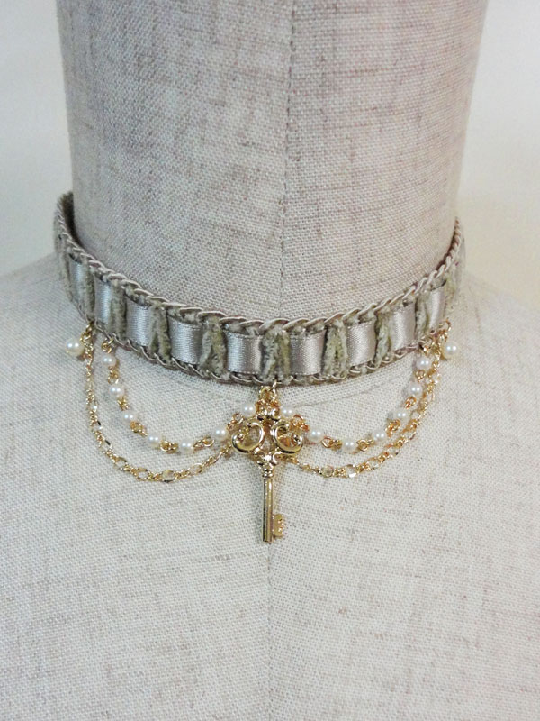 【tearsheavenオリジナルチョーカー】 ワンポイントの鍵とパールのチョーカー 高級感のあるブレードを使用 普段使いOKのチョーカー 【サイズ】 全長　約：30センチ＋テール5センチ 【材質】 メタル、プラスチック、ブレードリボン 【...