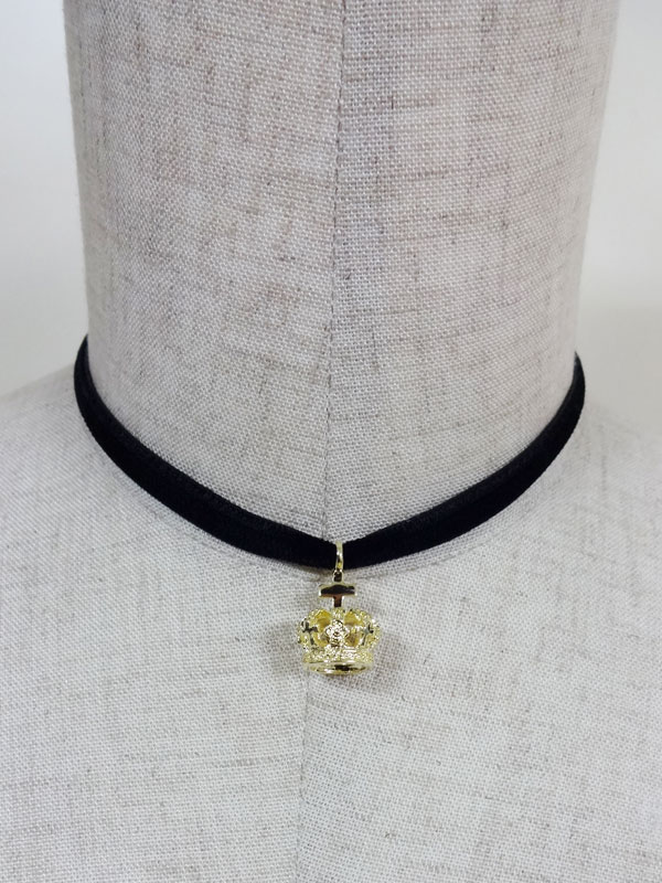 ゴールド王冠パーツのシンプルチョーカー 使いまわし出来るヘビロテアイテムです 【サイズ】 首周り　約：31センチ+テール5センチ 【素材】 キャスト合金、メタル、ベルベット 日本製