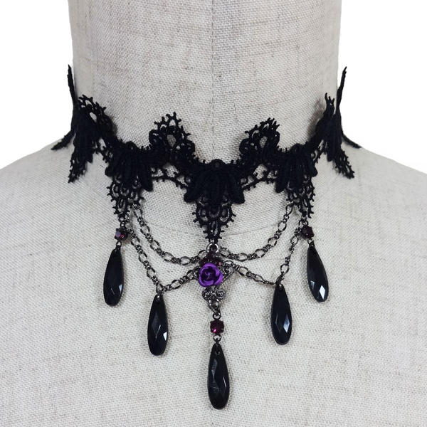 【tearsheavenオリジナル】 紫の薔薇パーツと黒の変形レースを使用 ゴシック系のオリジナルチョーカー 【サイズ】 全長　約：31センチ＋テール5センチ 【材質】 メタル、ガラス、合成樹脂、レースリボン 【生産国】 日本製