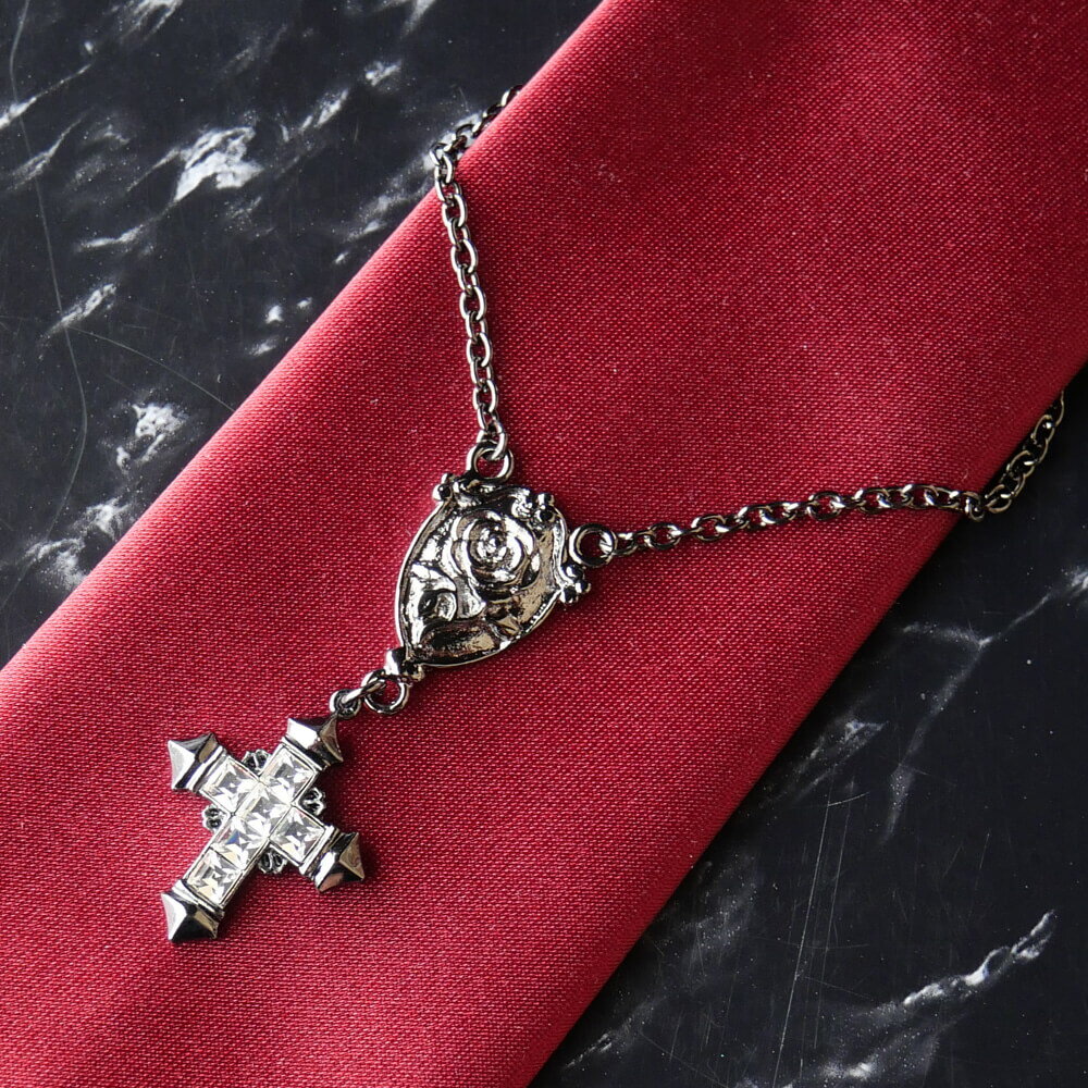 【tearsheavenオリジナル】 ネクタイピンの代わりの新しいタイプのアクセサリー ネクタイを通して金具をボタンに引っ掛けるで、簡単に装着可能 ゴシックスタイルを愛する男性に最適なアクセサリーです 十字架のデザインに薔薇の紋章を組み合わ...