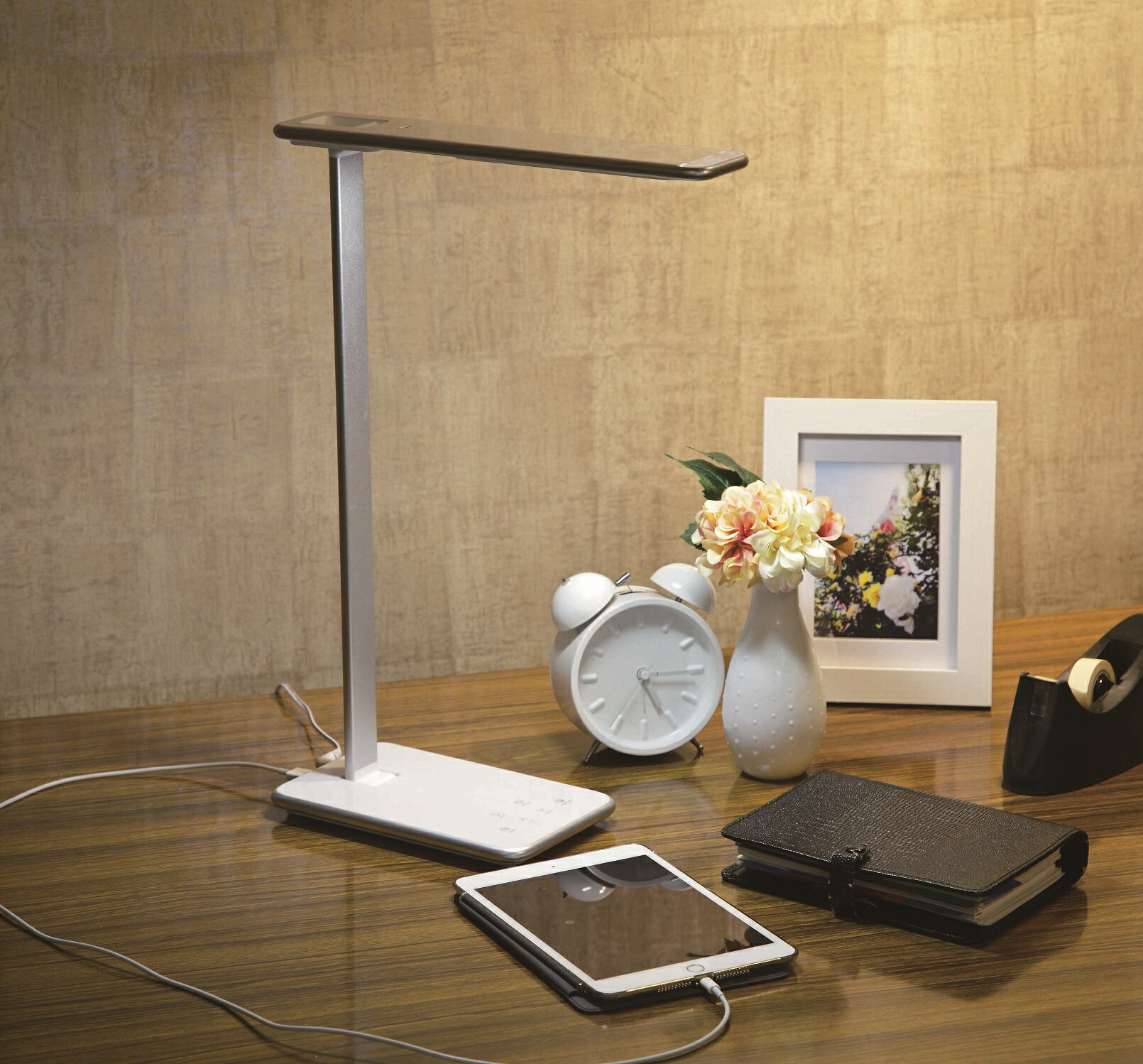 サイズ：幅12.6x奥行き33.8x高さ43.6cm 重さ：1.07Kg カラー：シルバー USBポート：1口/ 5V 2.1A注意事項：モニターの発色により、実物と異なる場合がございます。