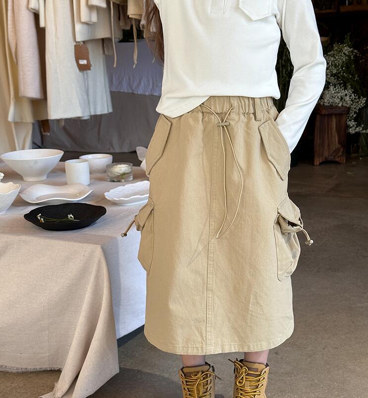 商品詳細 商品内容 スカート 商品特徴 スカート 仕様 付属品：無し 素材:デニム 生産国：中国 サイズ サイズ（cm）： 90：着丈40.5　ウェスト40　ヒップ37.5 100：着丈45　ウェスト42　ヒップ39 110：着丈49.5　...