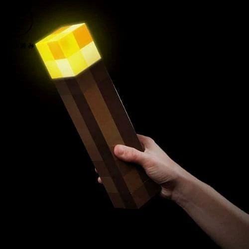 マインクラフトに登場する【たいまつ】の充電式ライトサイズ：27.9D x 5.7W x 5.7H cm探検気分でキャンプでも大活躍！お子様が喜んで探検に使えるアイテムです。底部分を展開することができるので、ゲームの中での使用のように壁に設置...