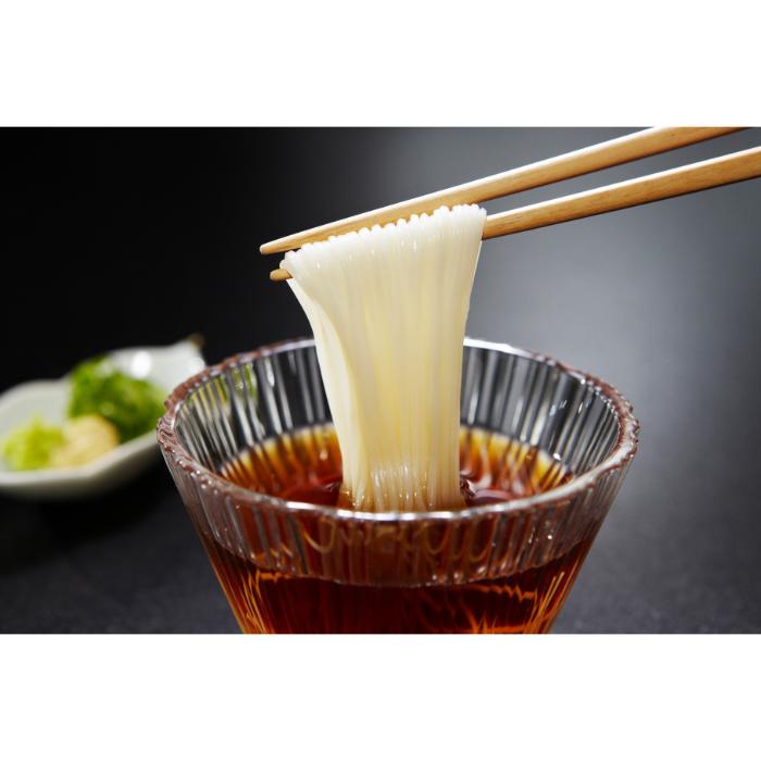 兵庫県を産地とする播州そうめん。 暑い夏は冷やして、寒い冬は温かい煮麺で一年を通してお召し上がりいただけます。 ●セット内容:800g（50g×16束） ●ゆで時間等調理時間：約2分 ●原材料：小麦粉（国内製造）、食塩 ●加工地:兵庫県【小...