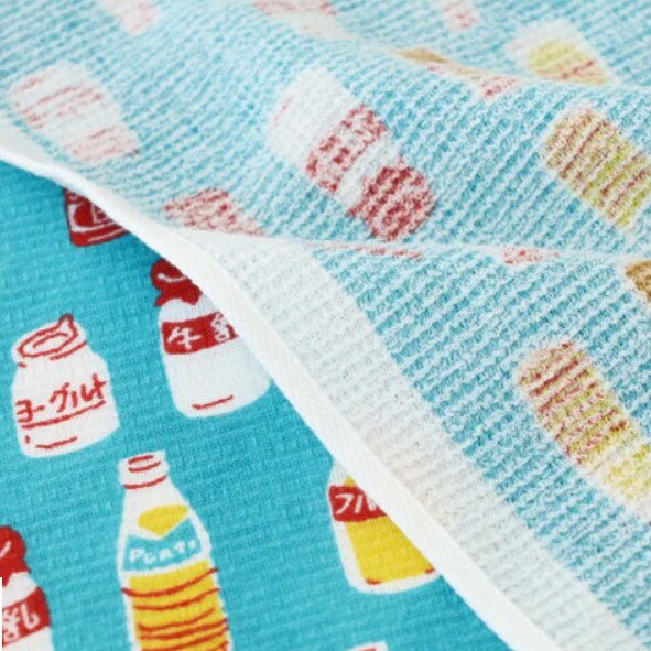 綿100%、サイズは約58cm×120cm。 薄くて軽くて大きい、手ぬぐいのバスタオルです。 片面パイル地で吸水性も良く乾きも早いです。 当店は定価販売ですが、多数の転売屋が在庫も無く高値で販売していますので、ご注意ください。
