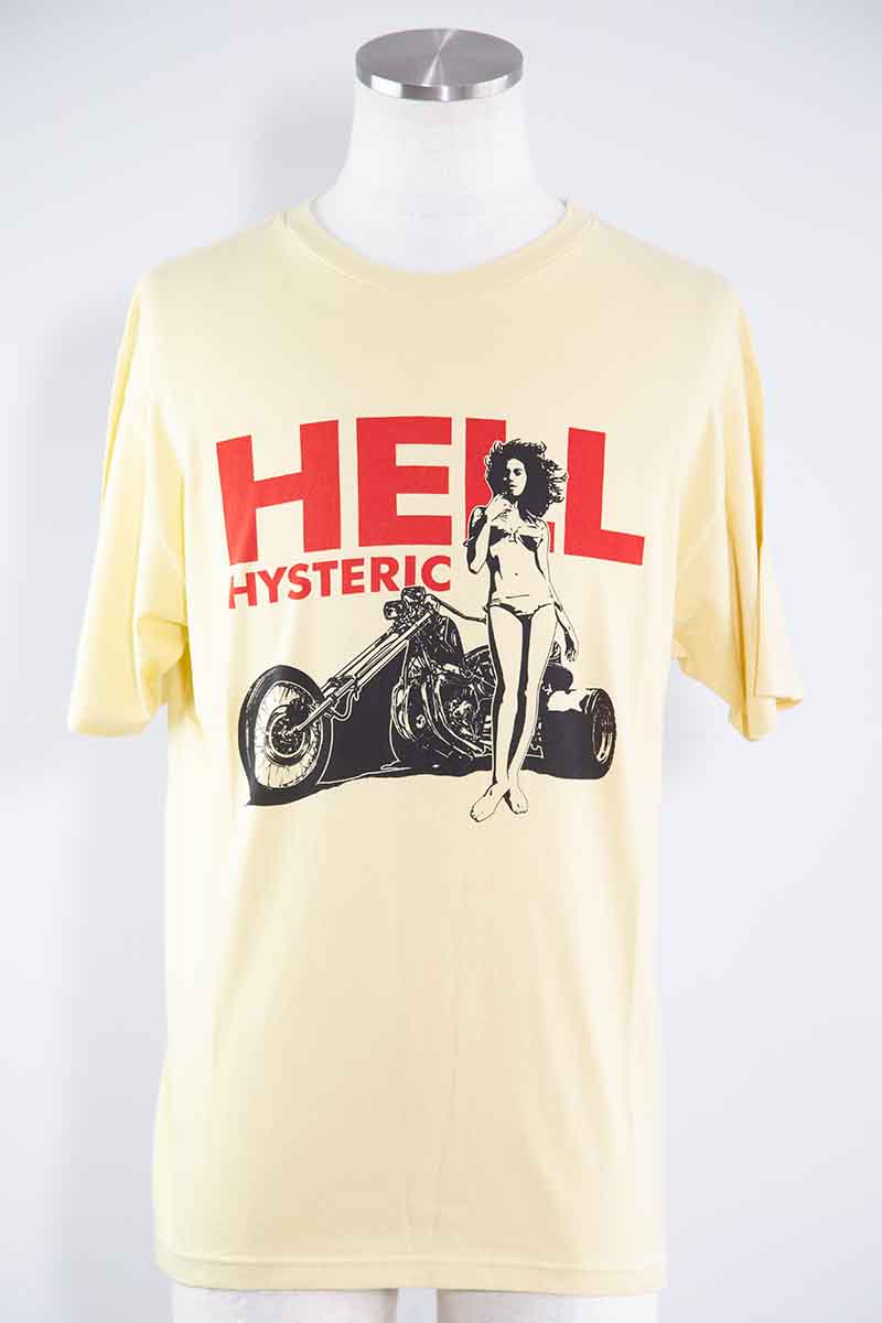 商品説明 地獄のようなパワーを秘めたカスタムバイクとHYSTERIC WOMANを組み合わせたシンボリックなデザインのTシャツ。 生地は、双糸加工することにより生地の斜行を防ぎ、また仕上げ加工には防縮加工の工程を増やすことで、 より縮みや型...