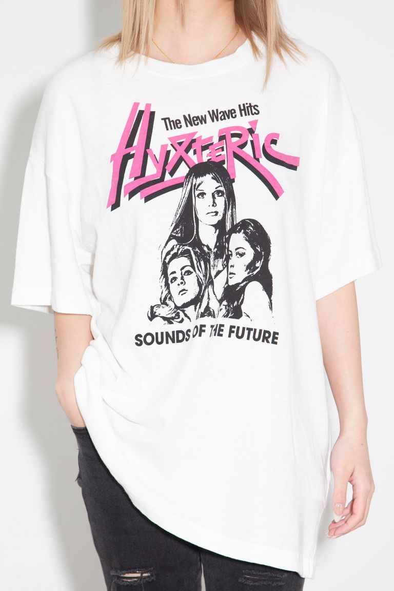 商品説明 ユニセックスアイテムとして着用できるビックシルエットのTシャツ。 HYSTERICなBAD GIRLトリオによるニューウェーブバンドをイメージしたデザイン。 50年代のアメリカンコットンを再現するため、上質でハリコシのある丈夫なテ...