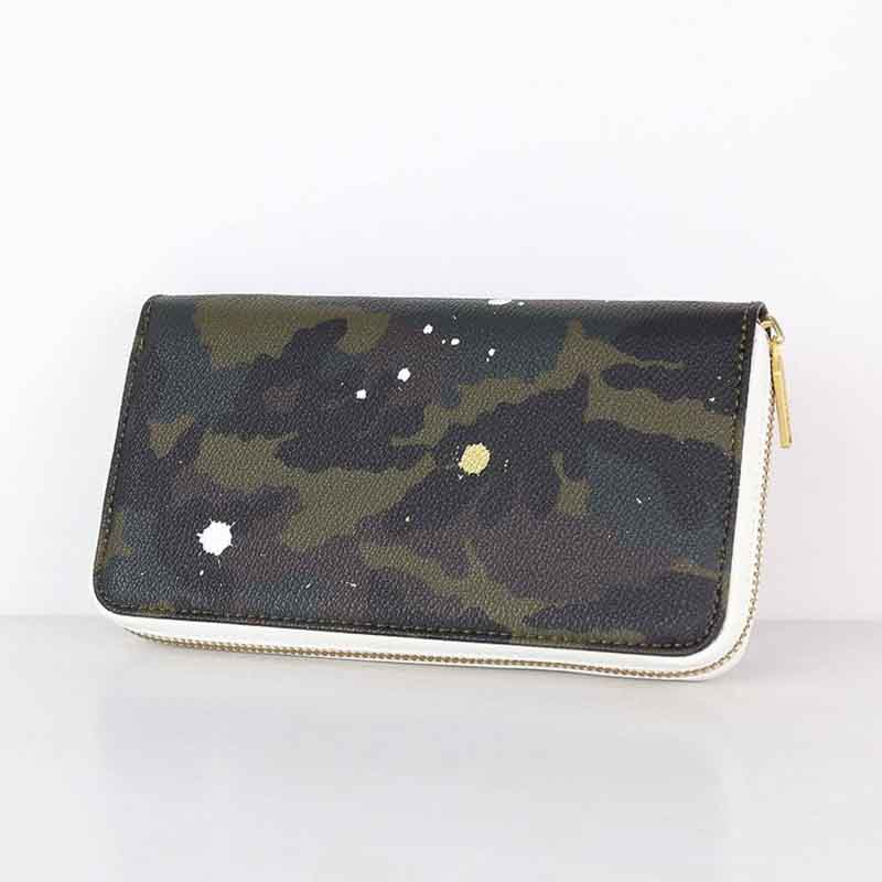 商品説明 【アイテムコメント】 ジャンティバンティオリジナルPVCを使用したジップロングウォレット。 ファスナー回り、内装生地にもレザーを贅沢に使用。カードポケットが8つ、 紙幣やレシートを収納できるコンパートメントが4つ付いた機能的な財布...