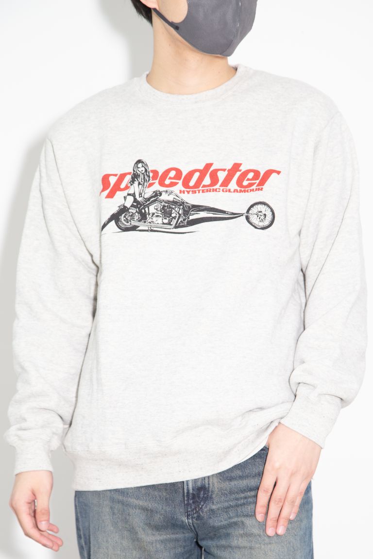 商品説明 モーターカルチャーが盛んな地で、ドラックレース仕様のバイクにまたがる HYSTERIC WOMANをイメージしたアイコン的なグラフィックを配したスウェット。 古きよき時代のスウェットを製造していた1970年代以前の吊り編み機を駆使...