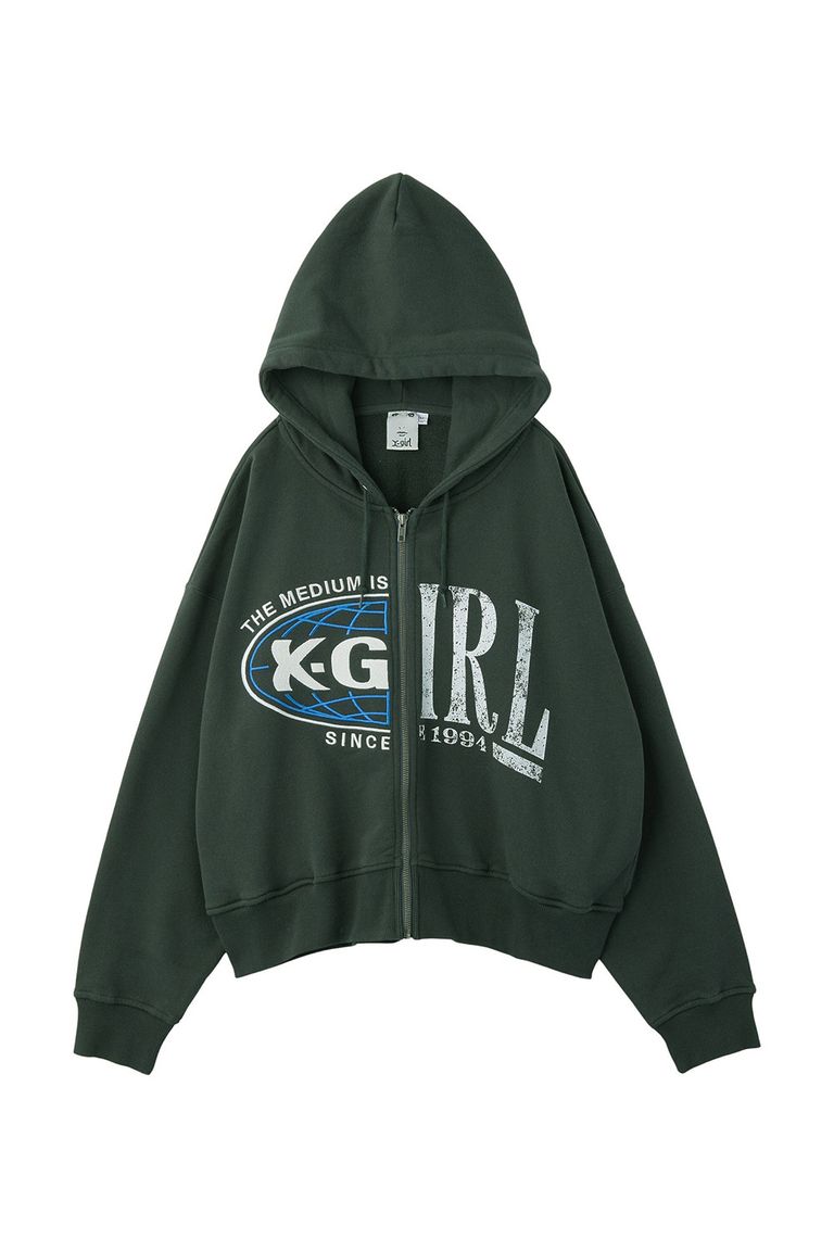 商品説明 一枚でサマになるスウェットパーカー。 フロントに、左右で異なるロゴグラフィックをリメイク風に合わせたデザイン。 それぞれプリントと刺繍で、技法を変えたディテールが魅力。 ゆったりルーズなシルエットに、着丈はジャストなサイズ感でこな...