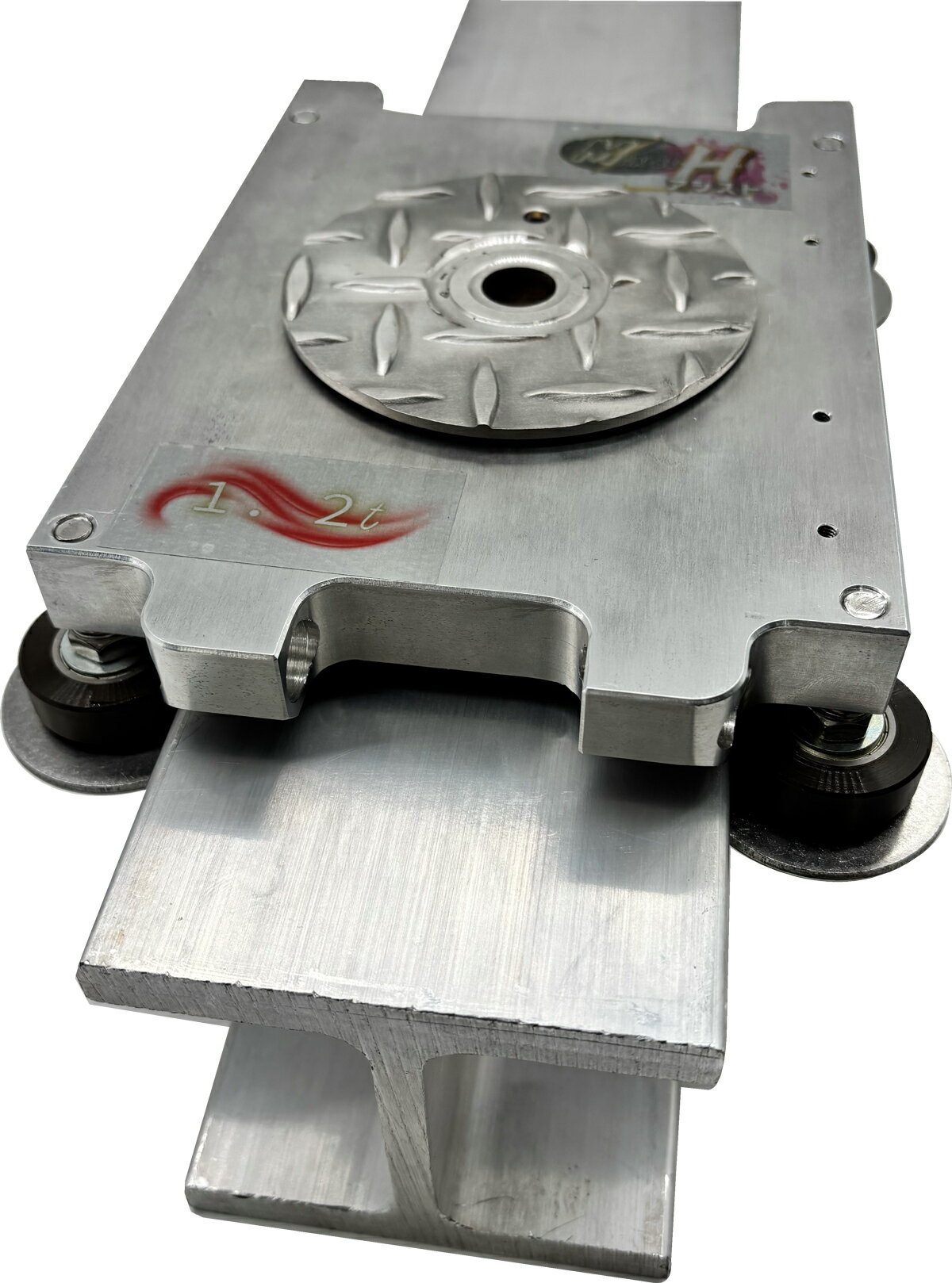 耐荷重1.2t、高さ31mm。H鋼の上を走るローラーを外れ防止専用ガイドで専用サポート＆H鋼の上にローラーを逆さまに設置させ強力固定、ローラーの上に重量物を走らせる。耐荷重1.2t、高さ31mm。H鋼の上を走るローラーを外れ防止専用ガイドで...