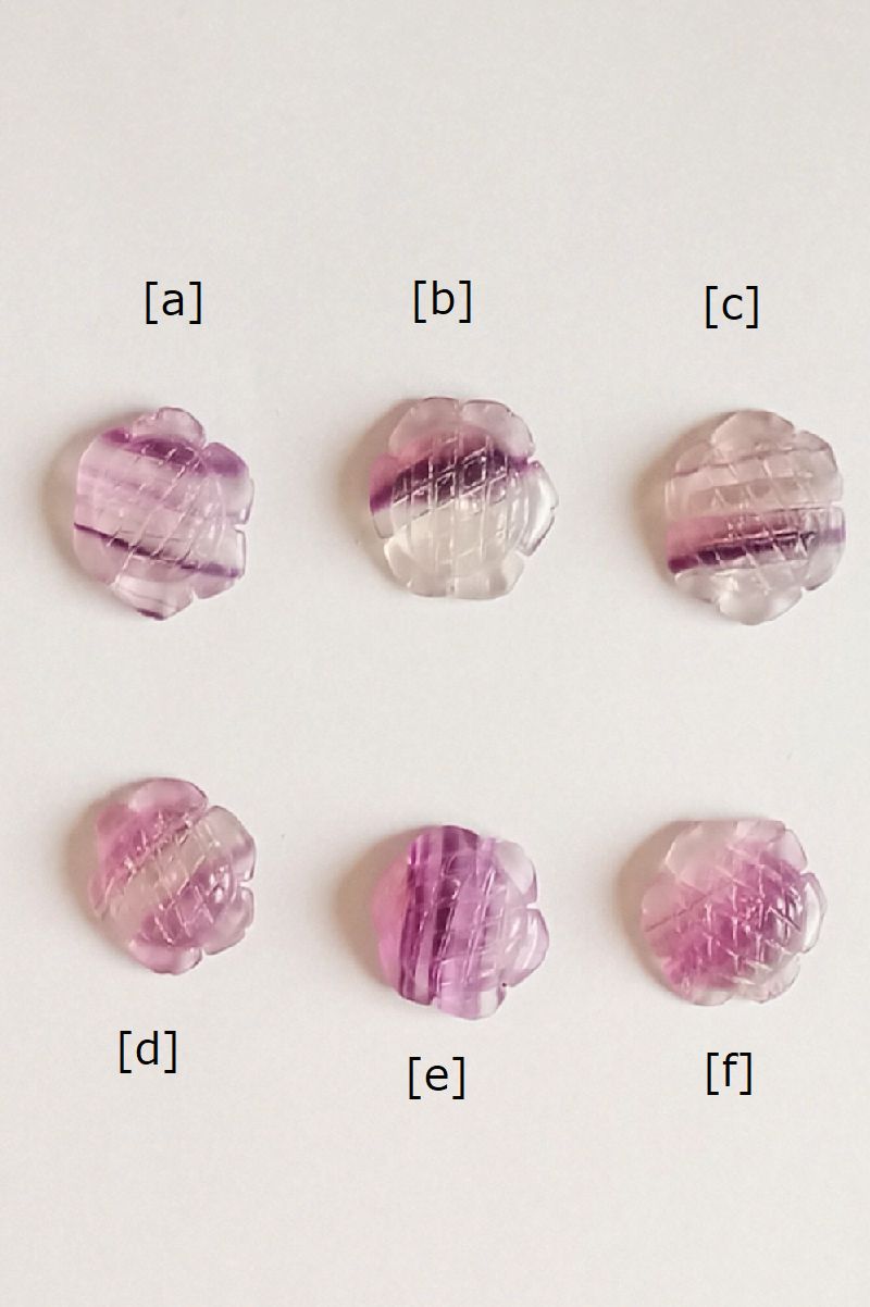 石によって色の入り方（？）は違います。 片穴にはなっていますが、裏が平らなので、貼り付け用ペンダント金具を使っての、ペンダントトップがオススメです。　