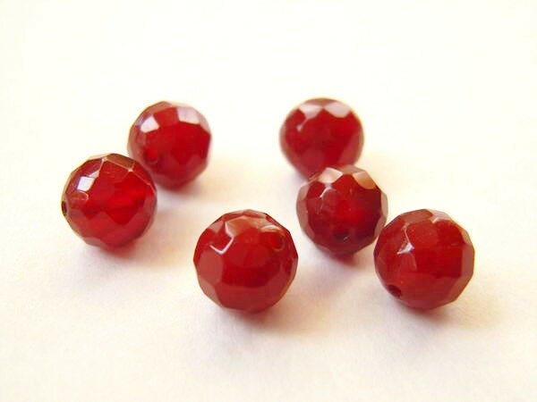 *画像よりも若干暗めの色合いになります。　赤瑪瑙（レッドアゲート）ビーズは, コミュニケーション能力を高めたい方や人間関係を良くしたい方 にぴったりのアイテムです。 鮮やかな赤色が魅力的で、アクセサリー作りにも最適。 3ケセットなので、ブレ...