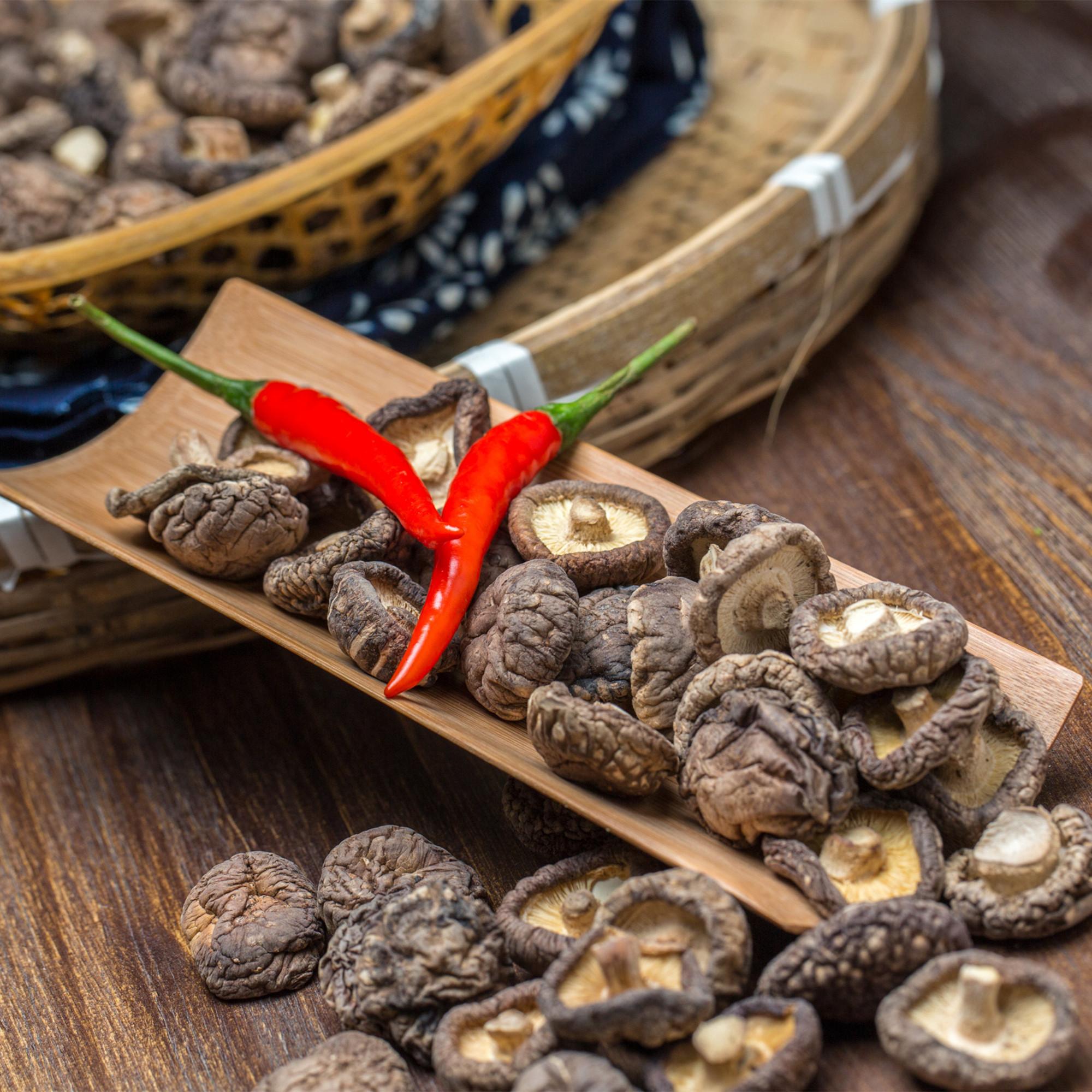 商品情報 名称 乾燥椎茸(4cm～5cm)　1kg 保存方法 常温で保存してください。 保存期間 枠に記載 内容量 1kg ブランド 原産国 中国 特徴 乾燥椎茸（4cm〜5cm）は、新鮮な椎茸を乾燥させたもので、直径が4cmから5cm程度...