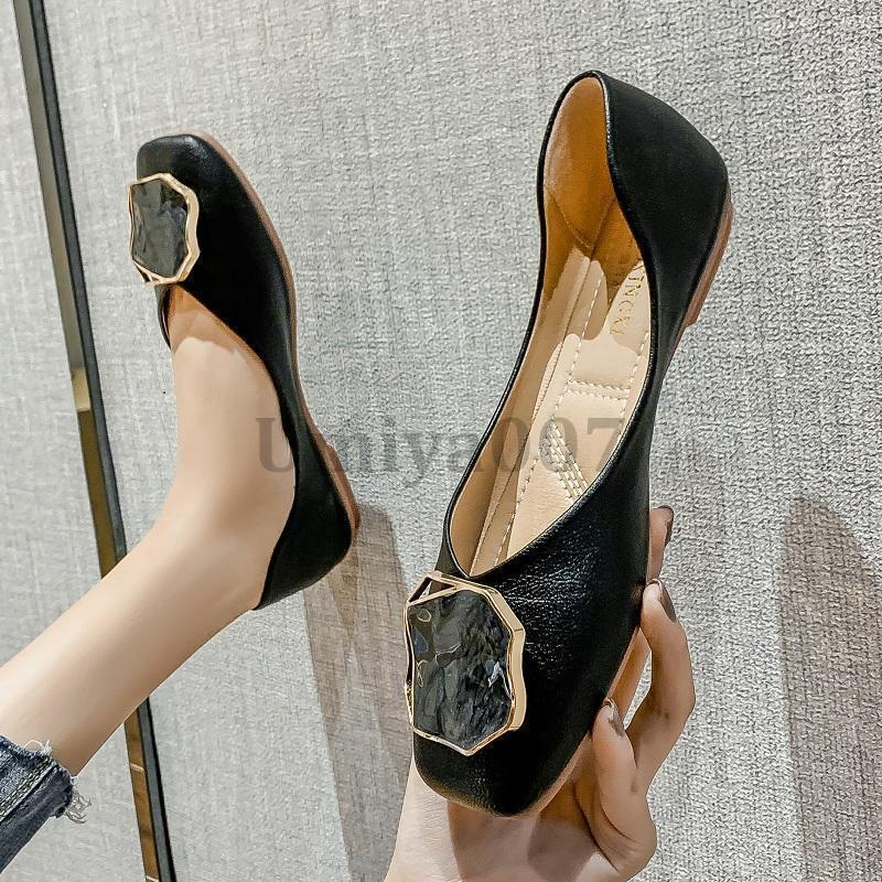 カッティングがキレイ、大人カジュアルな印象に。Vカットの履き口で足長効果や足首細見え効果も！やわらかコンフォートパンプスです。生地はやわらかい人工皮革を使用。フィット感が心地よく、履くほどに馴染んでくれます。靴底からしっかりと曲がるから、心...