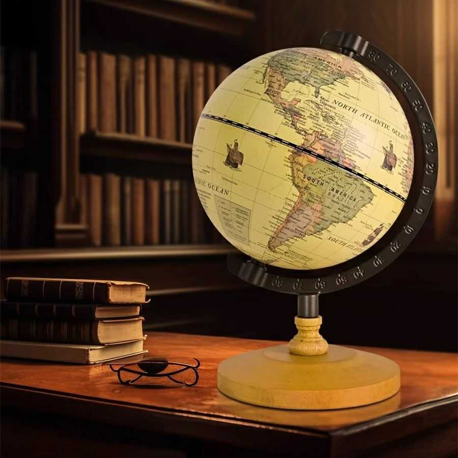 ★お部屋のインテリアにもピッタリなアンティーク風のお洒落なミニ地球儀★ アンティーク風のとっても素敵なインテリア地球儀です。 土台は実木を使用、色調・質感などレトロなアンティーク調に仕上げてありますので クラシカルな色合いや英語表記がとても...