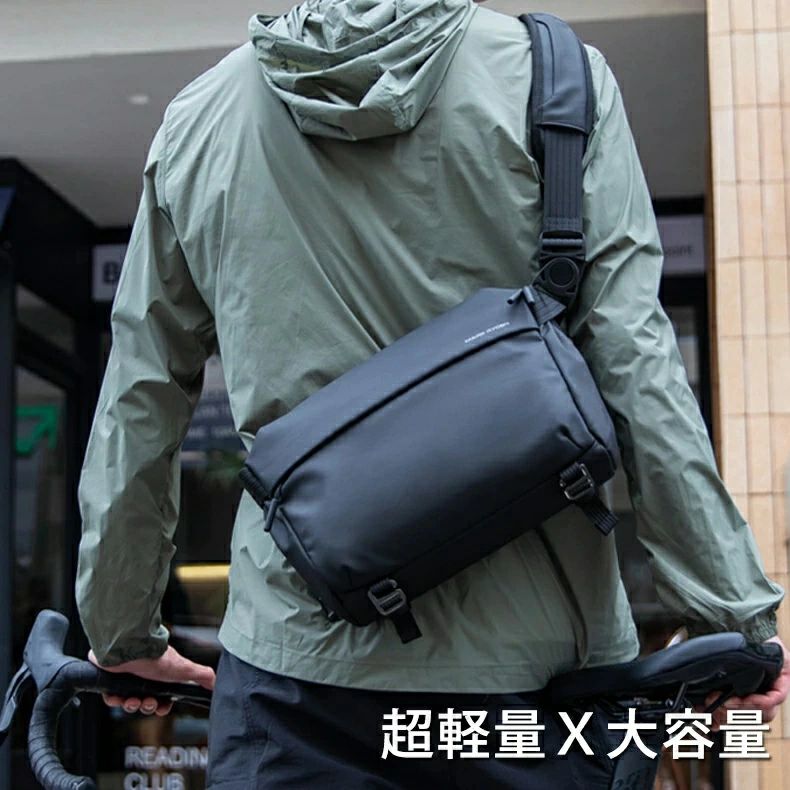 商品名:ショルダーバッグ ボディバッグ 素材：オックスフォード サイズ：幅 上部：31cm 下部：27cm / 高さ22cm / マチ10cm 重量：0.55kg 容量：（約）6L カラー：ブラック ※人の手にての計測となります為、サイズに...